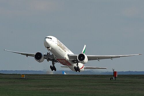 Emirates führt Premium-Economy-Kabine auf vier weiteren Strecken ein ...