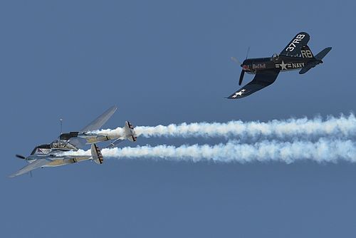 Flying Bulls und Red Bull Skydive Teams auf der Airpower 2019 ...