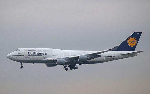 Zelle von Lufthansa Boeing 747 durch Turbulenzen überlastet | Austrian ...