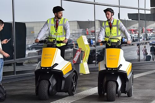 Fotostrecke: "Segways am Flughafen Wien im Einsatz" | Austrian Wings