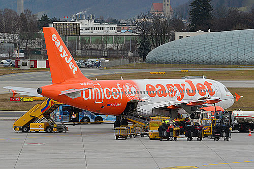 EasyJet mit modernen Uniformen | Austrian Wings