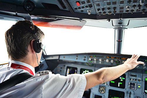 AUA startet Ausbildung eigener Piloten bei European Flight Academy ...