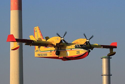 Video- und Fotostrecke: Erster Löscheinsatz der CL-415 beim Waldbrand ...