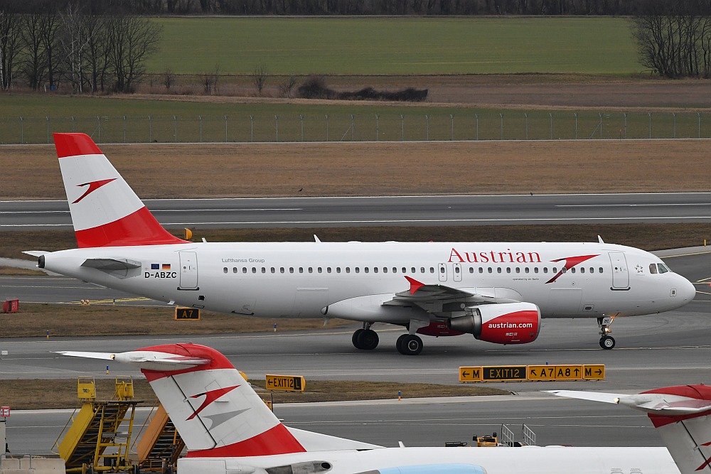 Erster Airbus A320 von Air Berlin in Austrian Airlines Bemalung zum ...