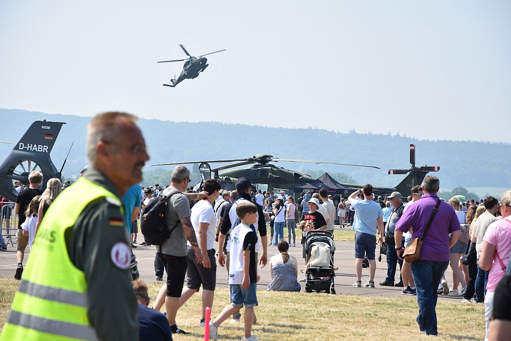 Fotoreportage: Großer Andrang beim Tag der Bundeswehr auf dem Heeresflugplatz Bückeburg ...